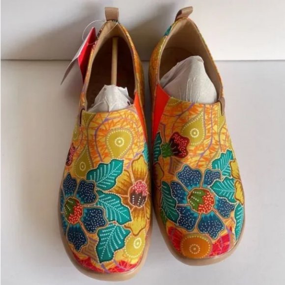 UIN | Shoes | Nwt Uin Slip On Shoes Canvas Comfortable Batik Flower ...
